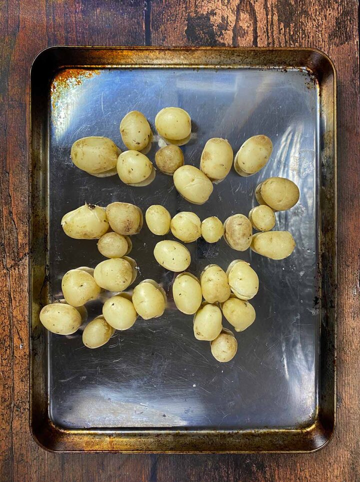 Crispy Garlic Smashed Potatoes - Hungry Healthy Happy