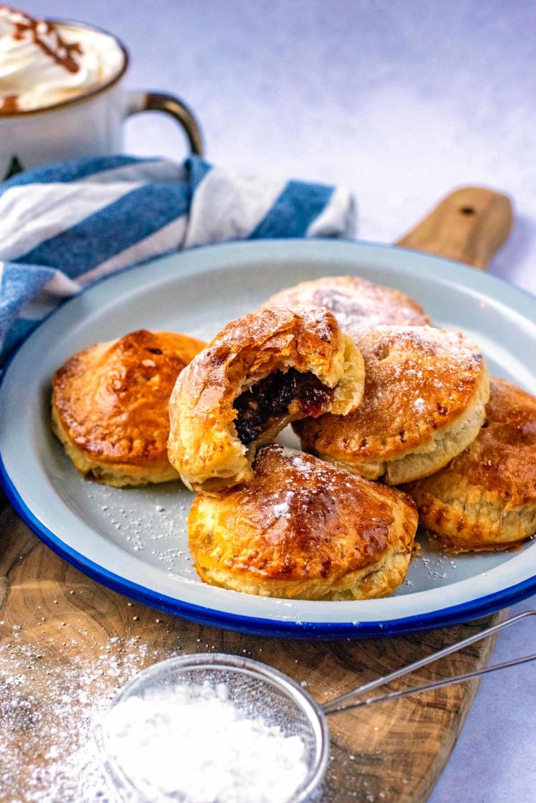 Puff Pastry Mince Pies - Hungry Healthy Happy