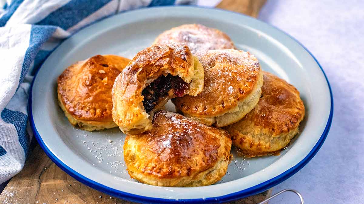 Puff Pastry Mince Pies - Hungry Healthy Happy