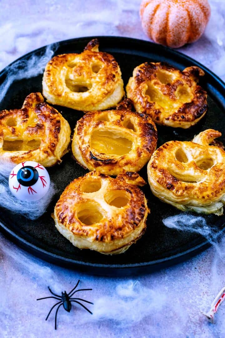 Mini Halloween Pies - Hungry Healthy Happy