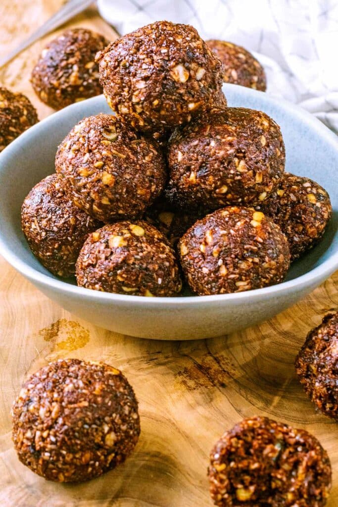 No Bake Chocolate Energy Balls - Hungry Healthy Happy