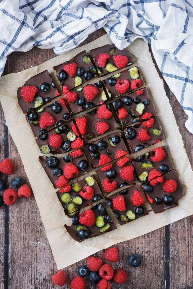 Dark Chocolate Berry Bark - Hungry Healthy Happy