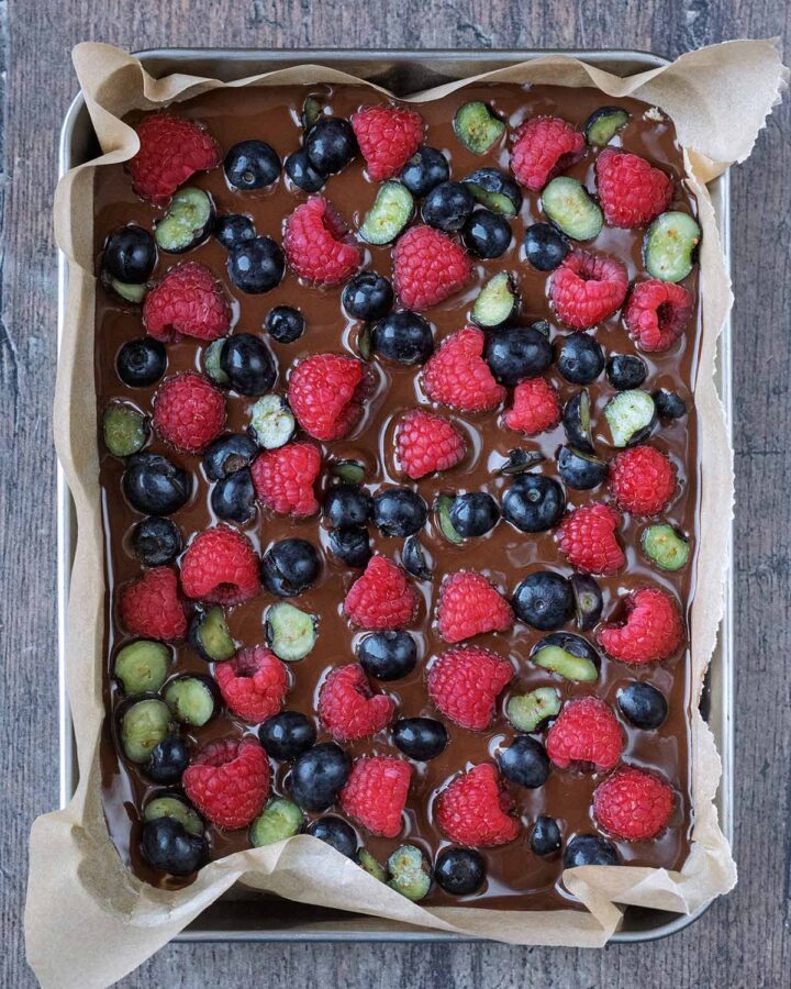 Dark Chocolate Berry Bark - Hungry Healthy Happy