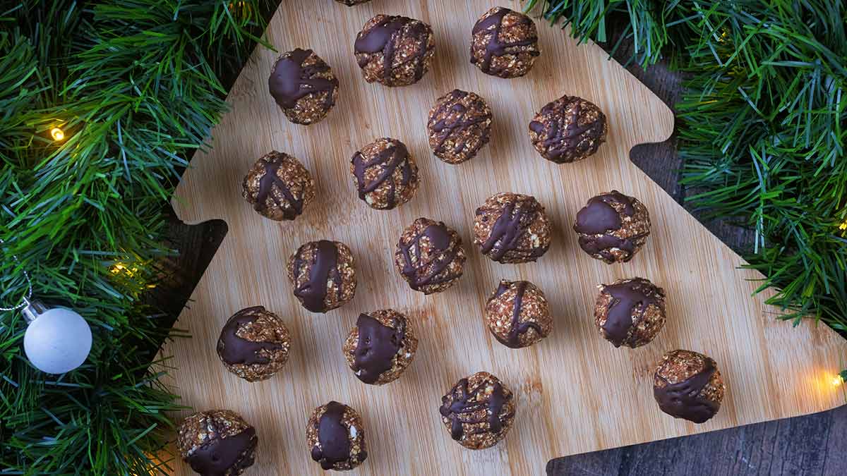 Gingerbread Energy Balls - Hungry Healthy Happy